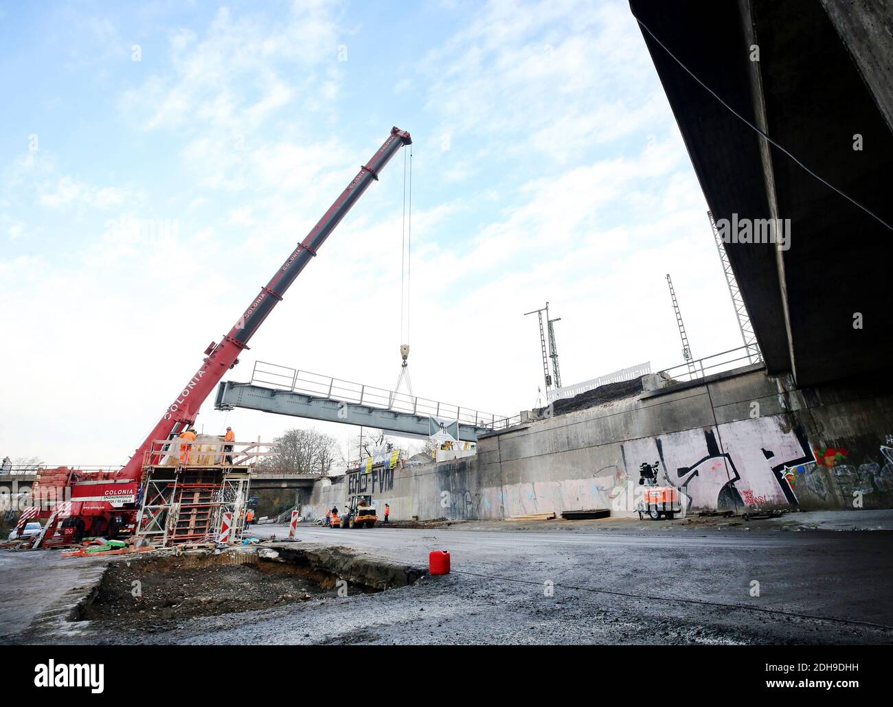 10 December 2020, North Rhine-Westphalia, Mülheim an der Ruhr: Bridge ...