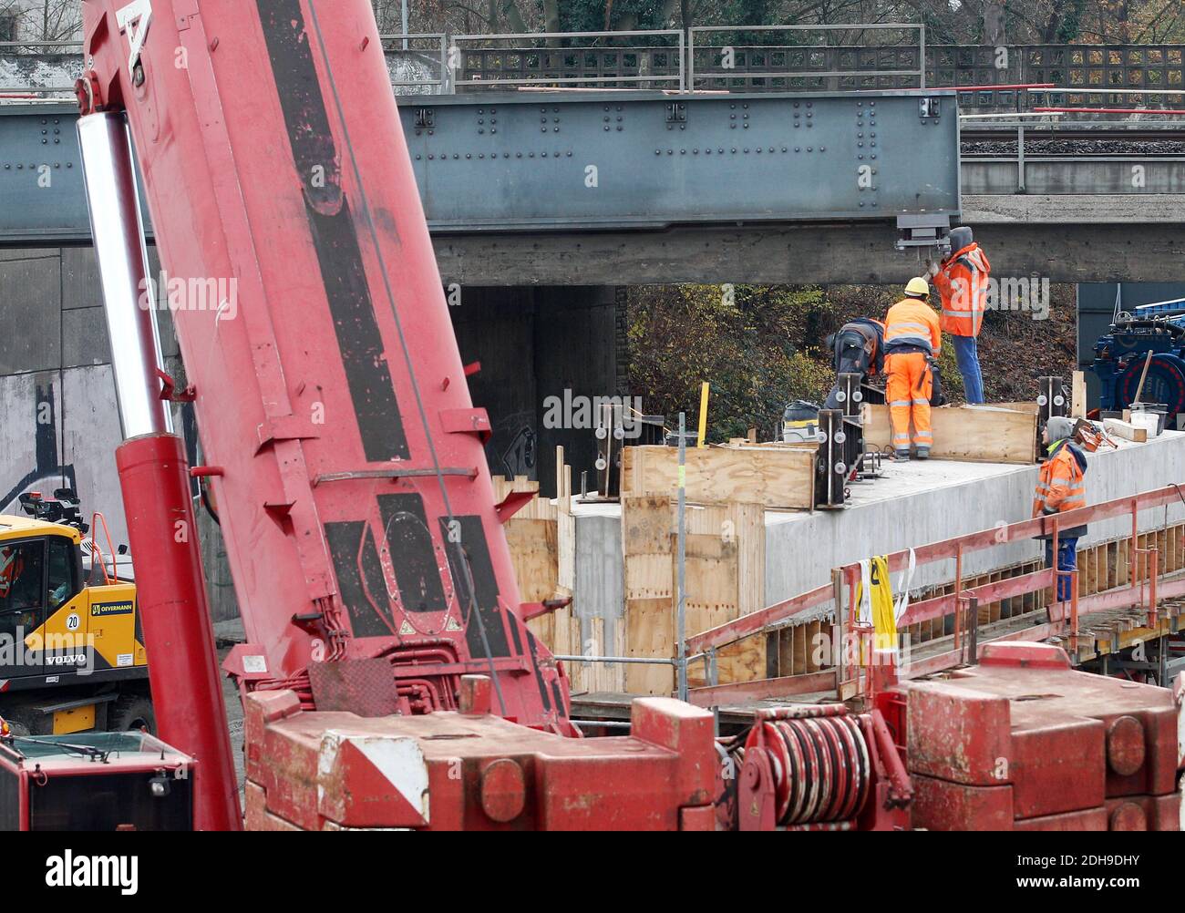 10 December 2020, North Rhine-Westphalia, Mülheim an der Ruhr: Bridge ...