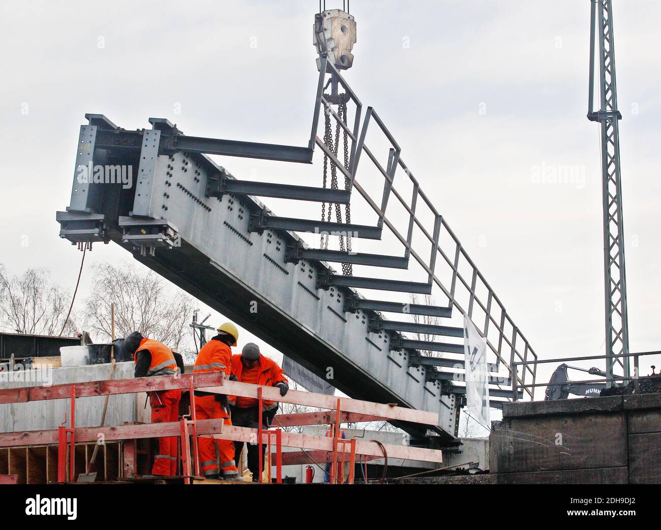 10 December 2020, North Rhine-Westphalia, Mülheim an der Ruhr: Bridge ...