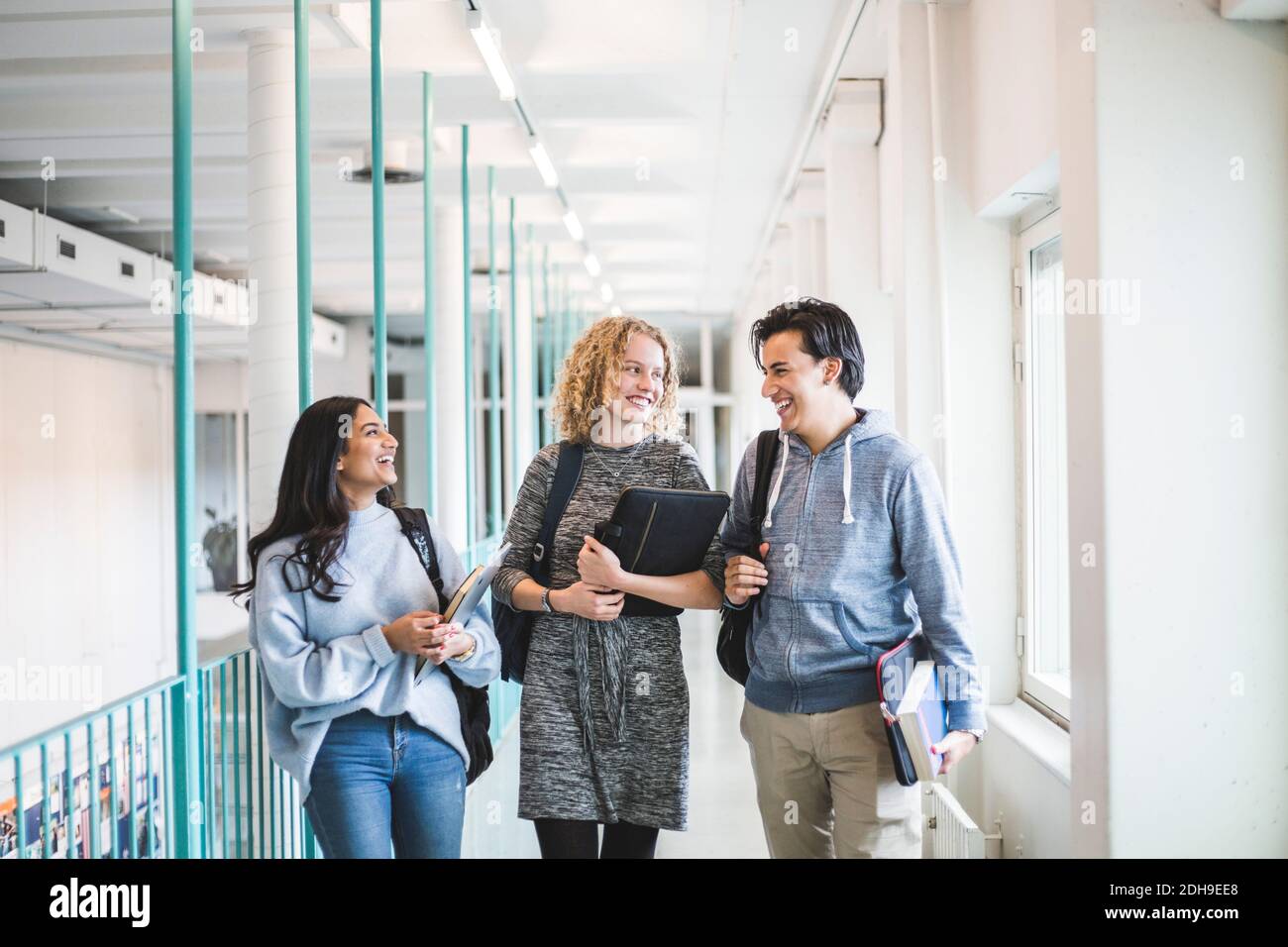 Three students walking university hi-res stock photography and images ...