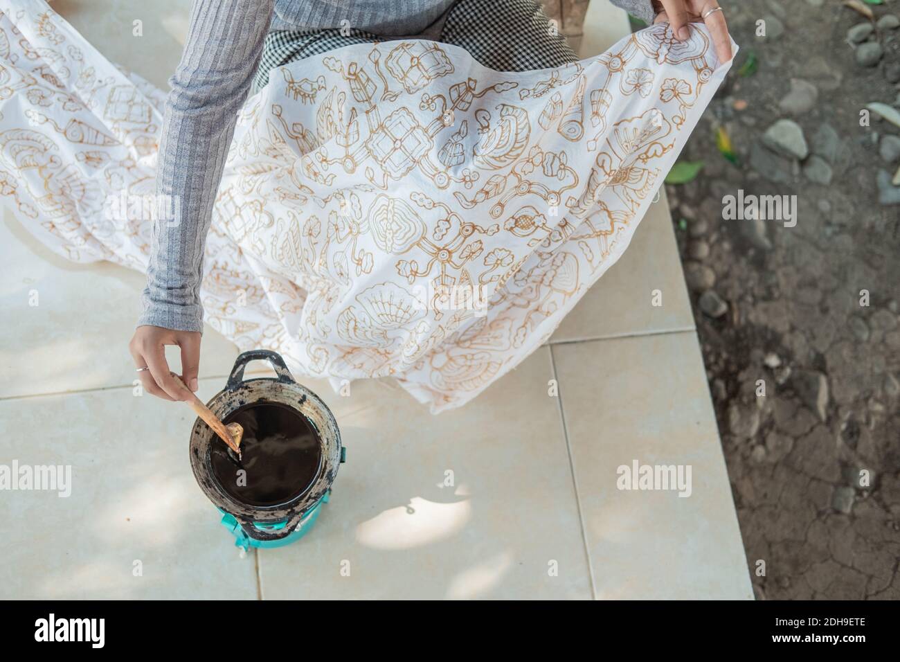 portrait young woman drawing batik on a white cloth using canting Stock ...