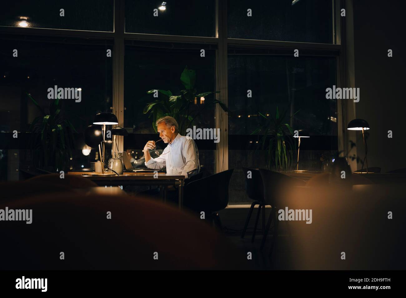 Dark workplace hi-res stock photography and images - Alamy