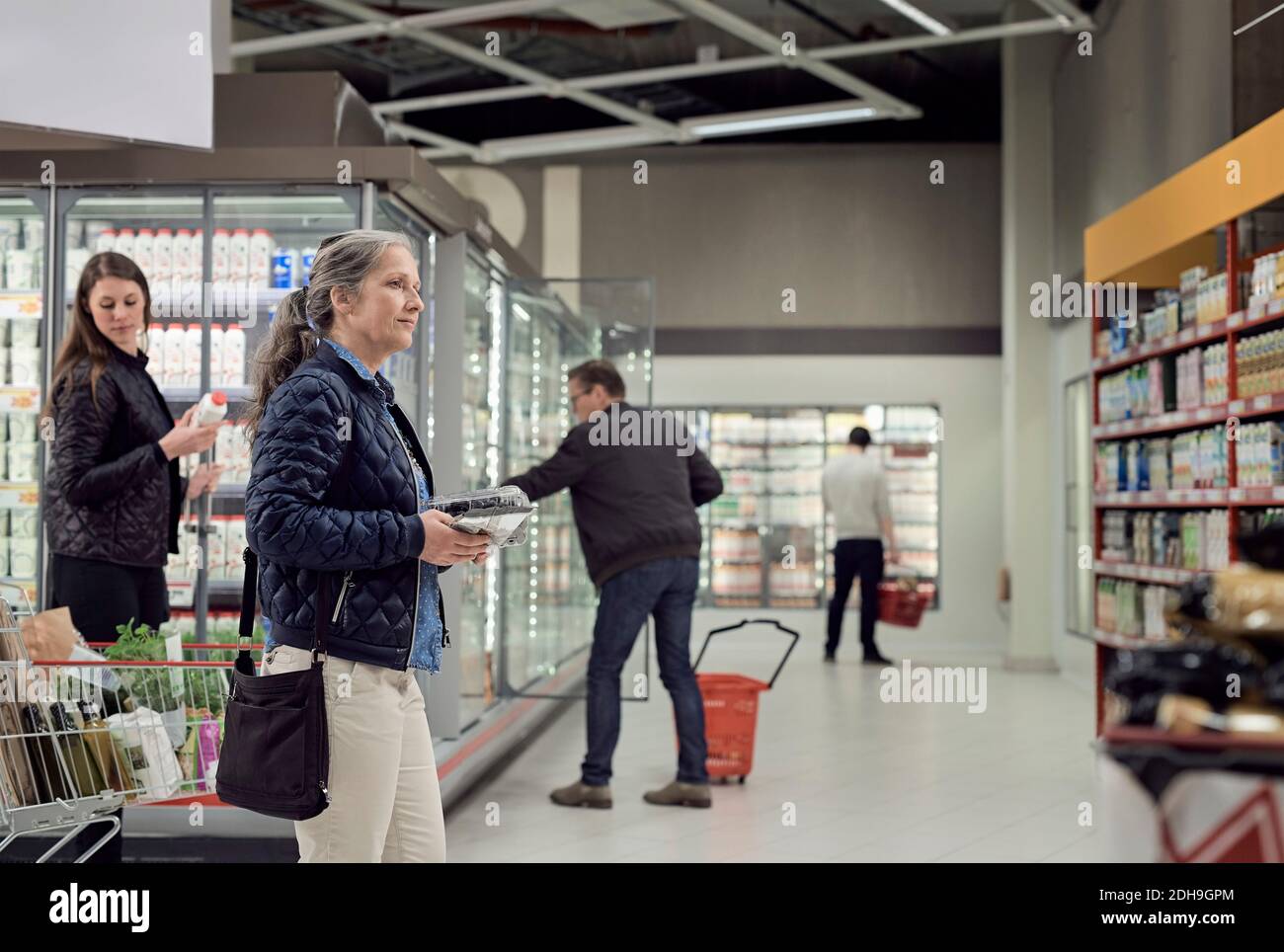 People buying groceries at supermarket Stock Photo - Alamy