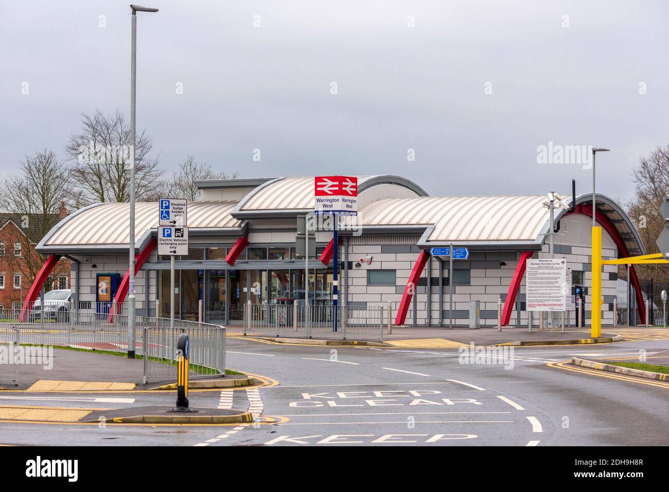 Warrington railway station hi-res stock photography and images - Alamy
