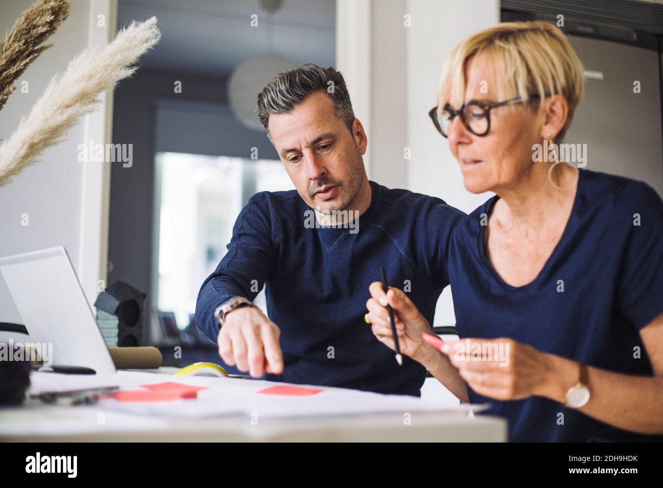 Man woman conversation headshot hi-res stock photography and images - Alamy