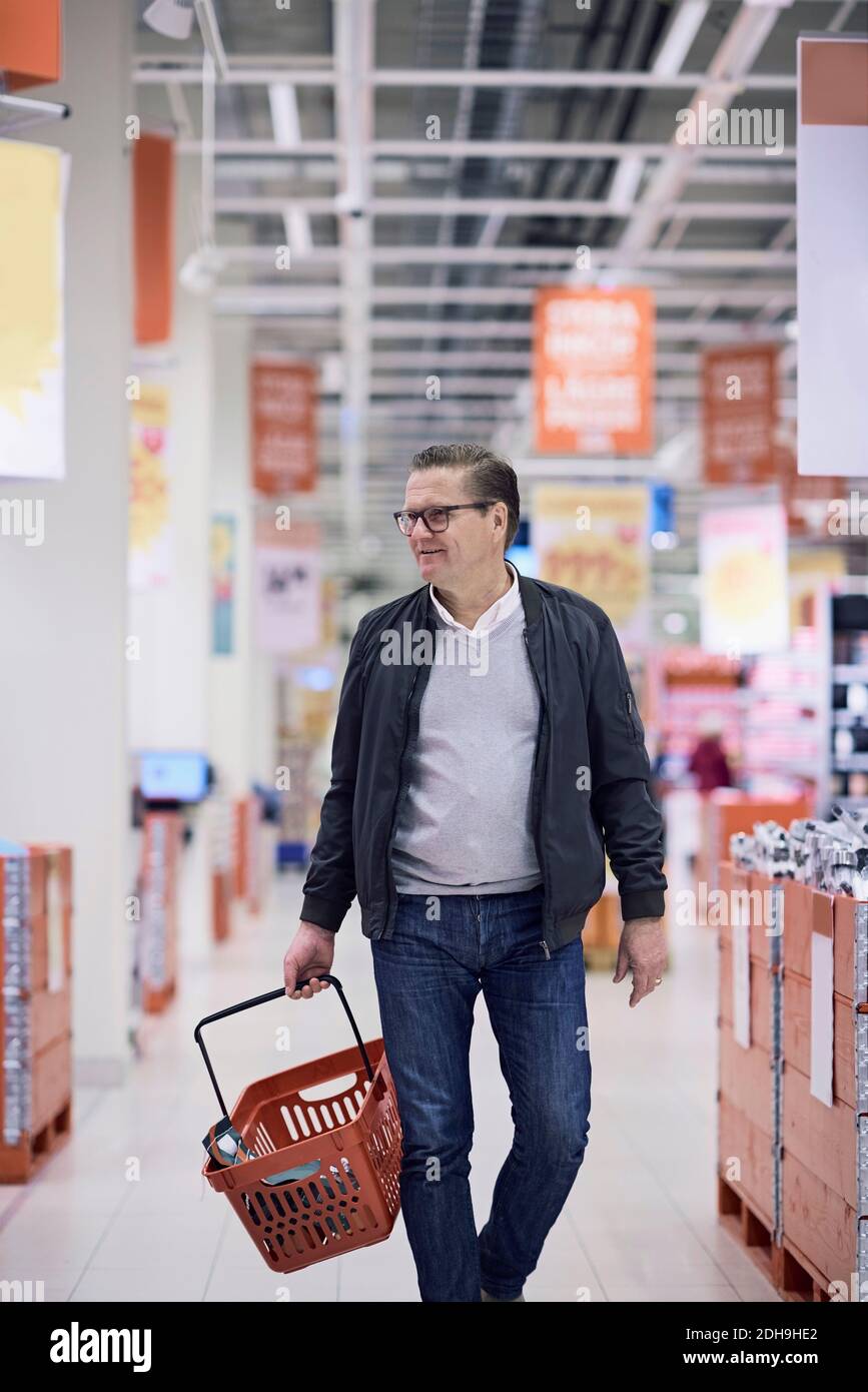 Man walking into a grocery store hi-res stock photography and images ...