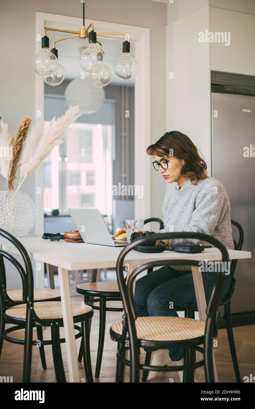 Working from kitchen table hi-res stock photography and images - Alamy