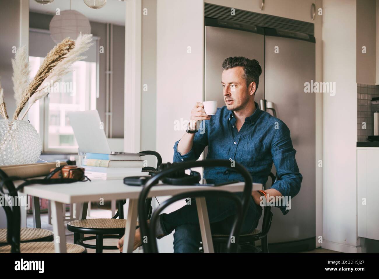 Working at a coffee table hi-res stock photography and images - Alamy