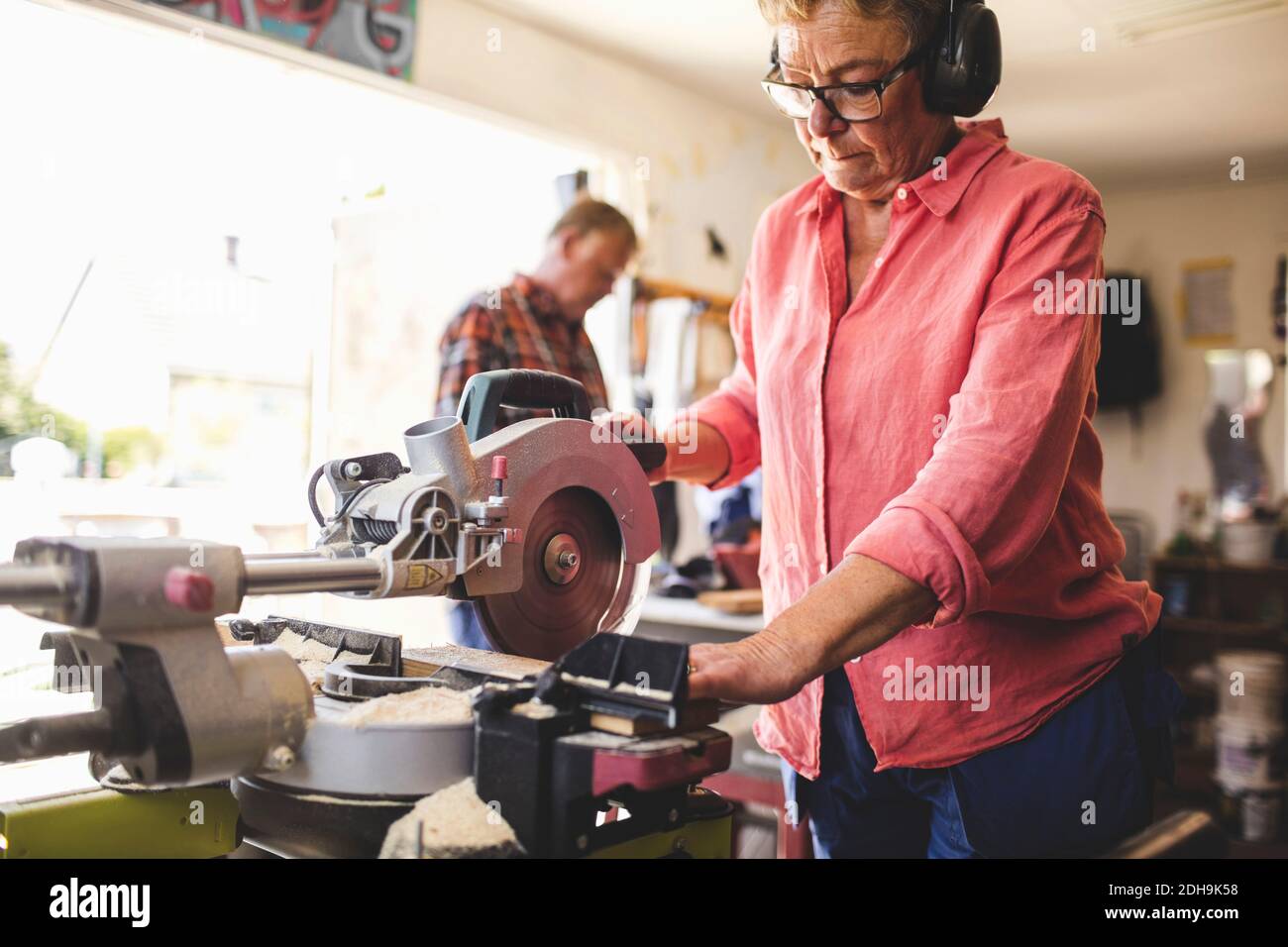 Two man saw hi-res stock photography and images - Alamy