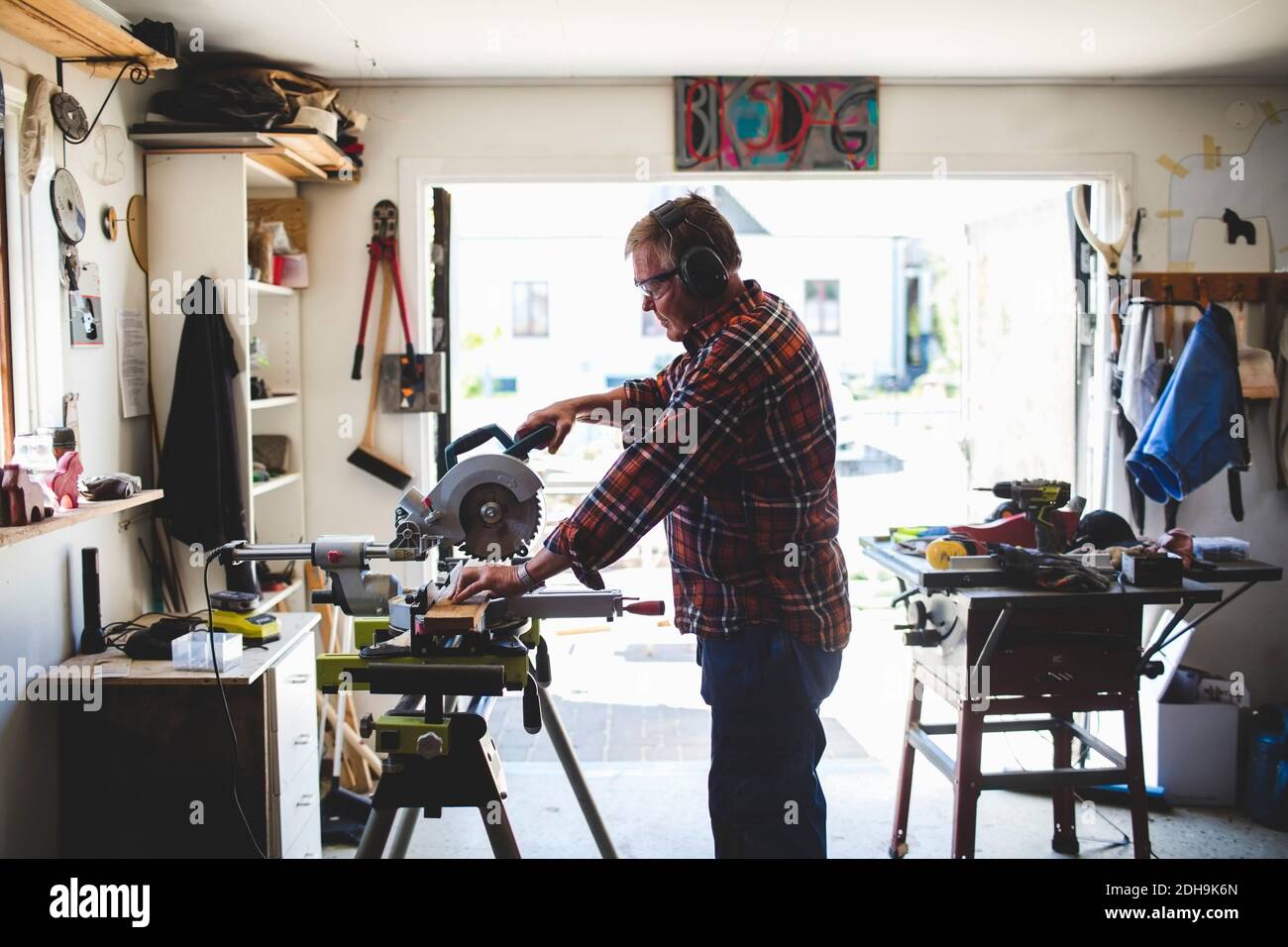 Man building using tools hi-res stock photography and images - Alamy