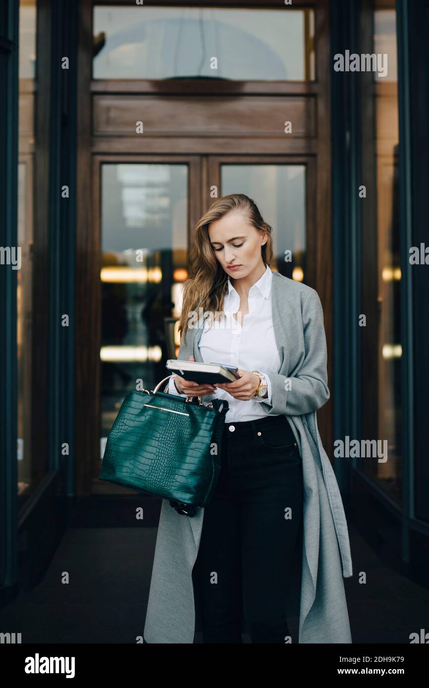 Businesswoman book hi-res stock photography and images - Alamy