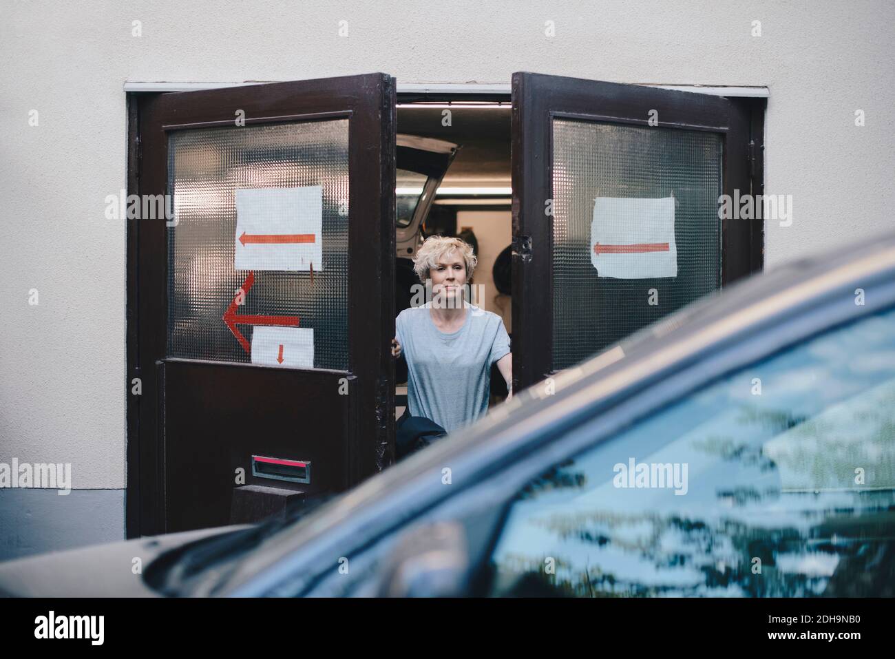 Opening doors hi-res stock photography and images - Alamy