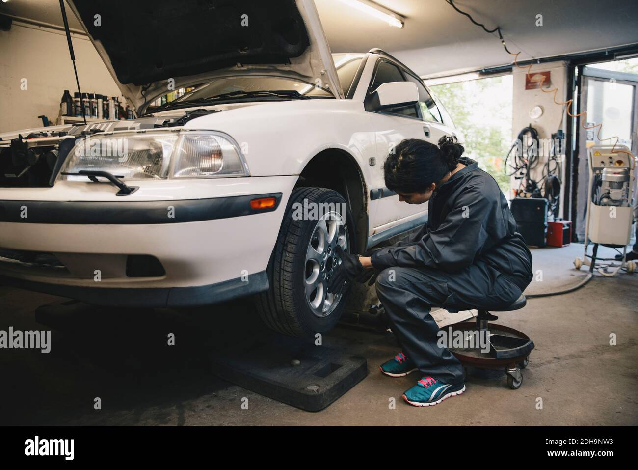 Side view female mechanic hi-res stock photography and images - Alamy