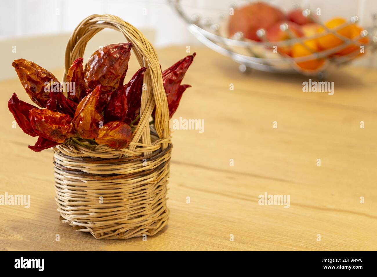peperoncini piccanti essiccati su tavolo nel cestino Stock Photo - Alamy