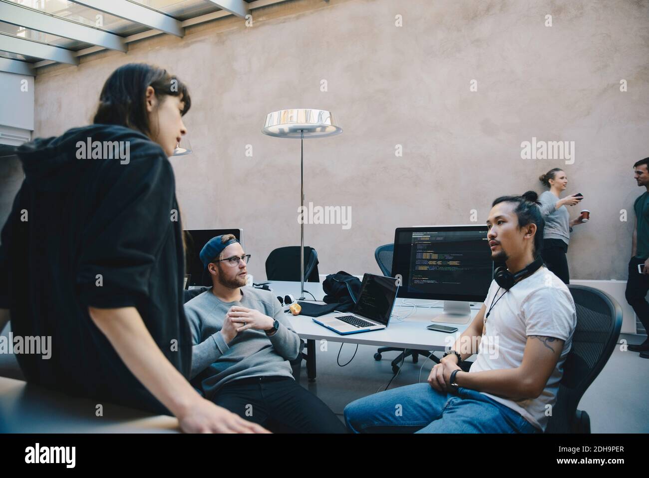 Multi monitor hi-res stock photography and images - Alamy