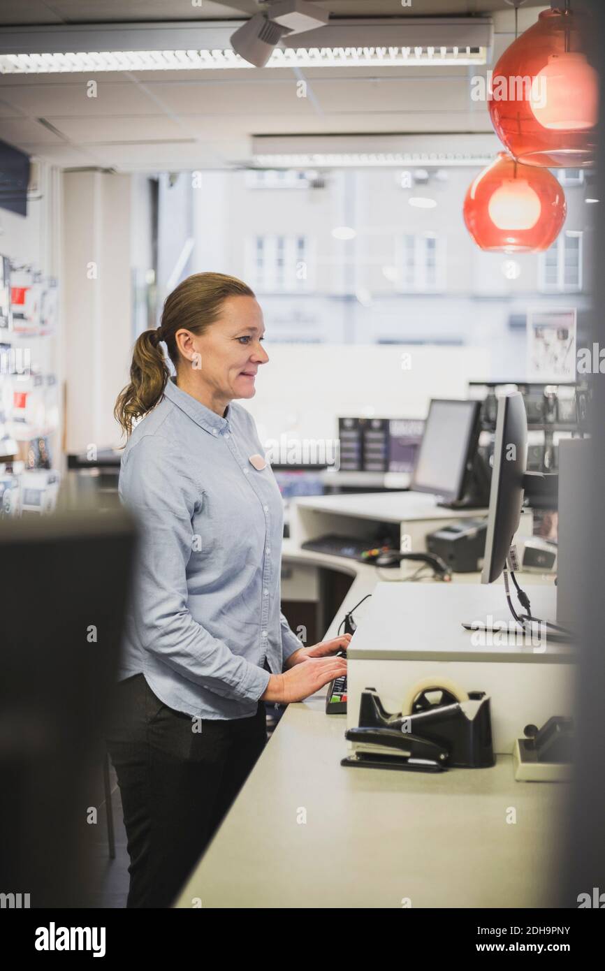 Checkout counter hi-res stock photography and images - Alamy