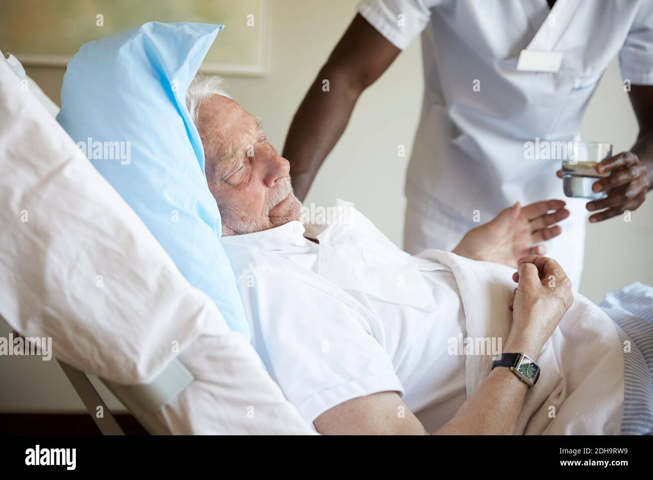 Hospital patient drinking hi-res stock photography and images - Alamy