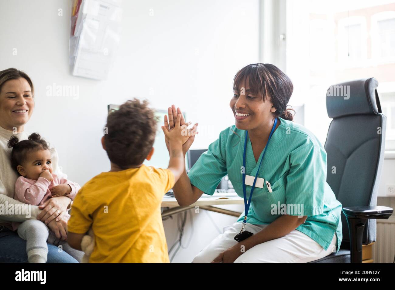 Child high five doctor hi-res stock photography and images - Alamy