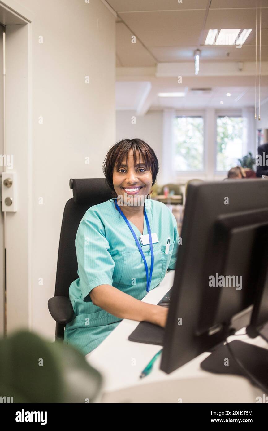 Doctor reception computer hi-res stock photography and images - Alamy
