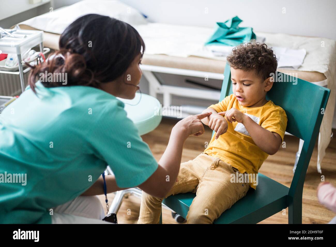 Pointing arm hi-res stock photography and images - Alamy