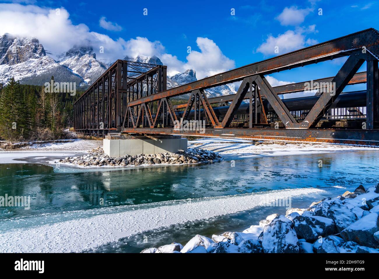 Floating mount hi-res stock photography and images - Alamy