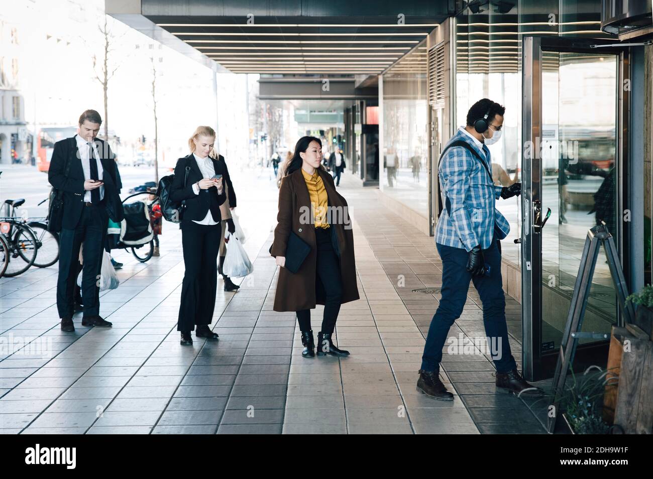 People standing in line outside cafe Stock Photo - Alamy