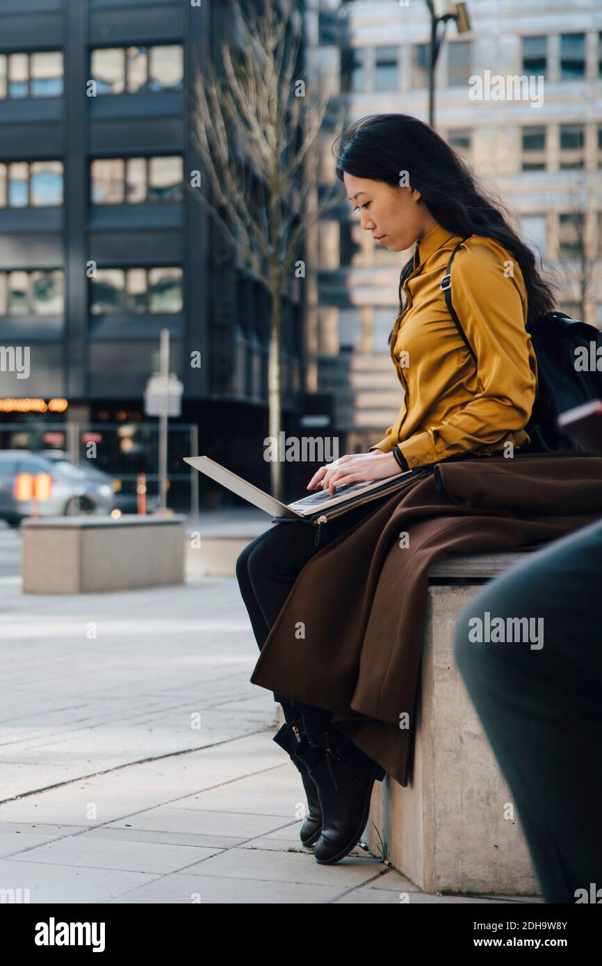 Working woman outside hi-res stock photography and images - Alamy