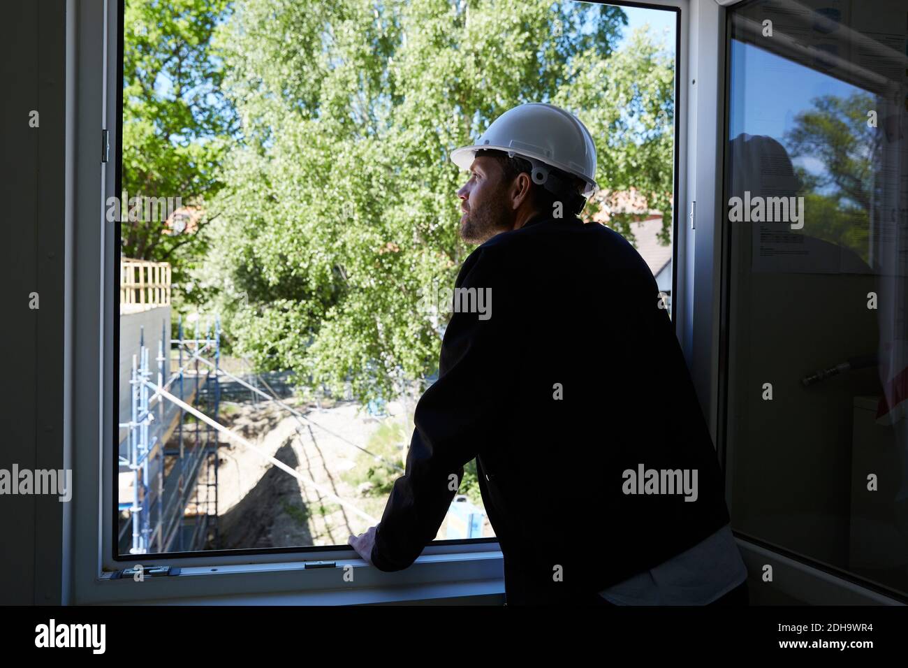 Peeking through window hi-res stock photography and images - Alamy