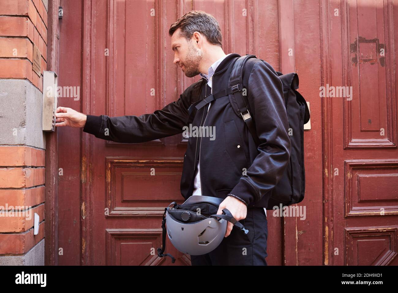 Person entering house hi-res stock photography and images - Alamy