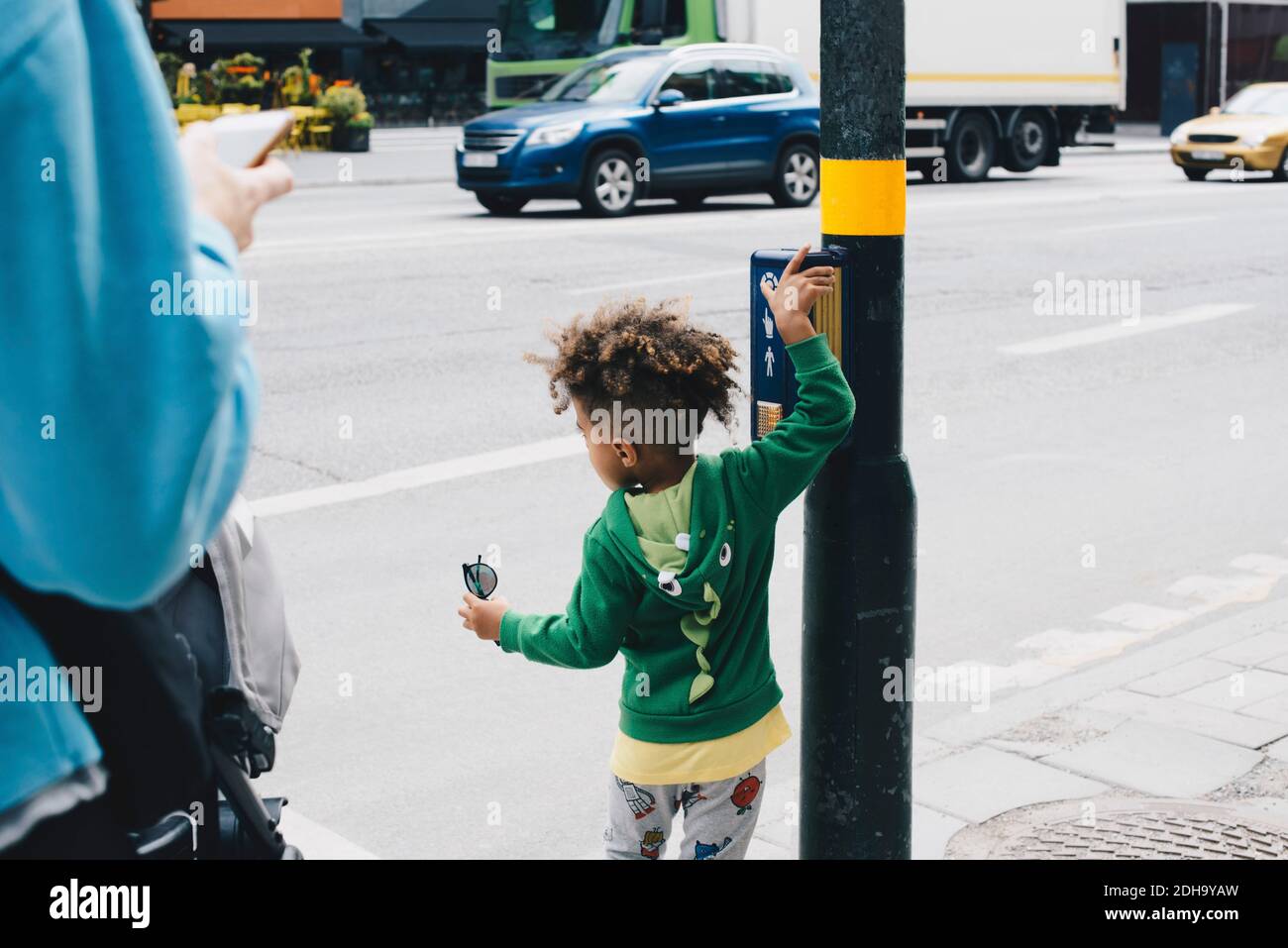 Pedestrian crossing push button box hi-res stock photography and images ...