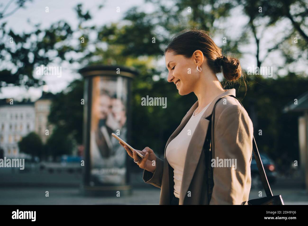 Person using social media hi-res stock photography and images - Alamy