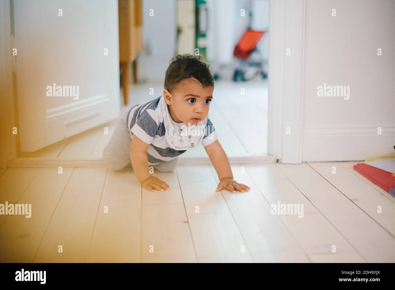 Crawling toddler hi-res stock photography and images - Alamy