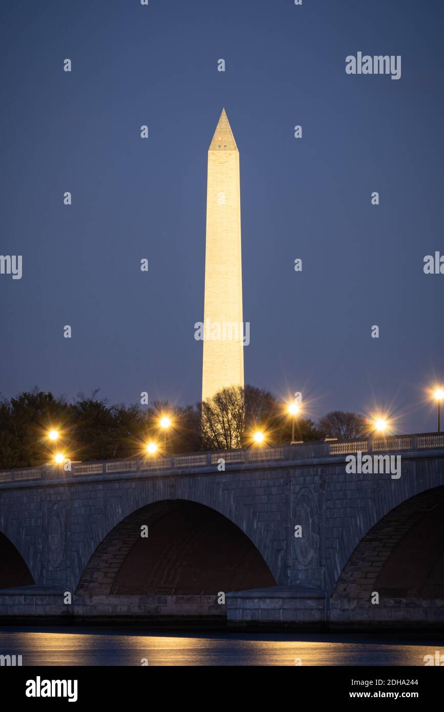 Arlington Memorial Bridge and the Lincoln Memorial at night Stock Photo ...