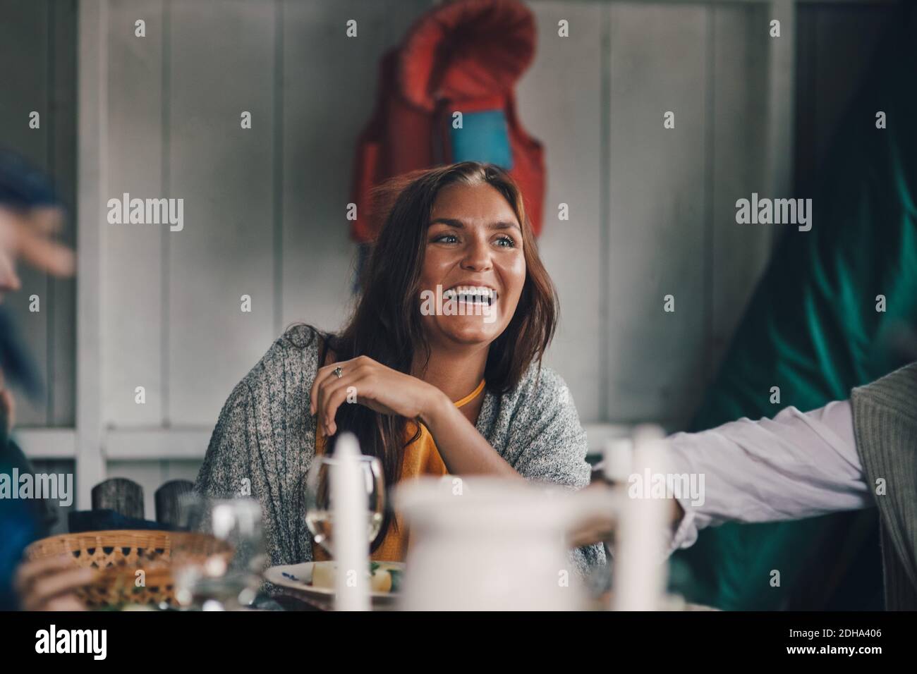 Friends sitting dining table hi-res stock photography and images - Alamy