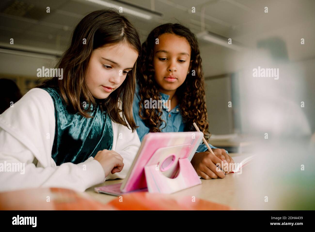 School girls classroom table hi-res stock photography and images - Alamy