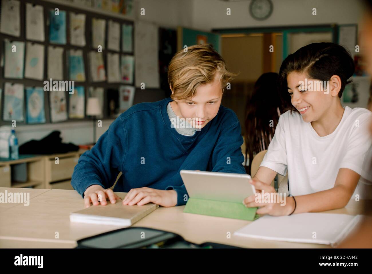 Middle school children tablet hi-res stock photography and images - Alamy