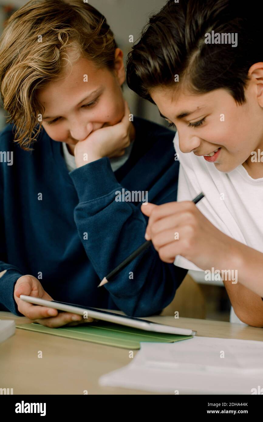 Student pointing hi-res stock photography and images - Alamy