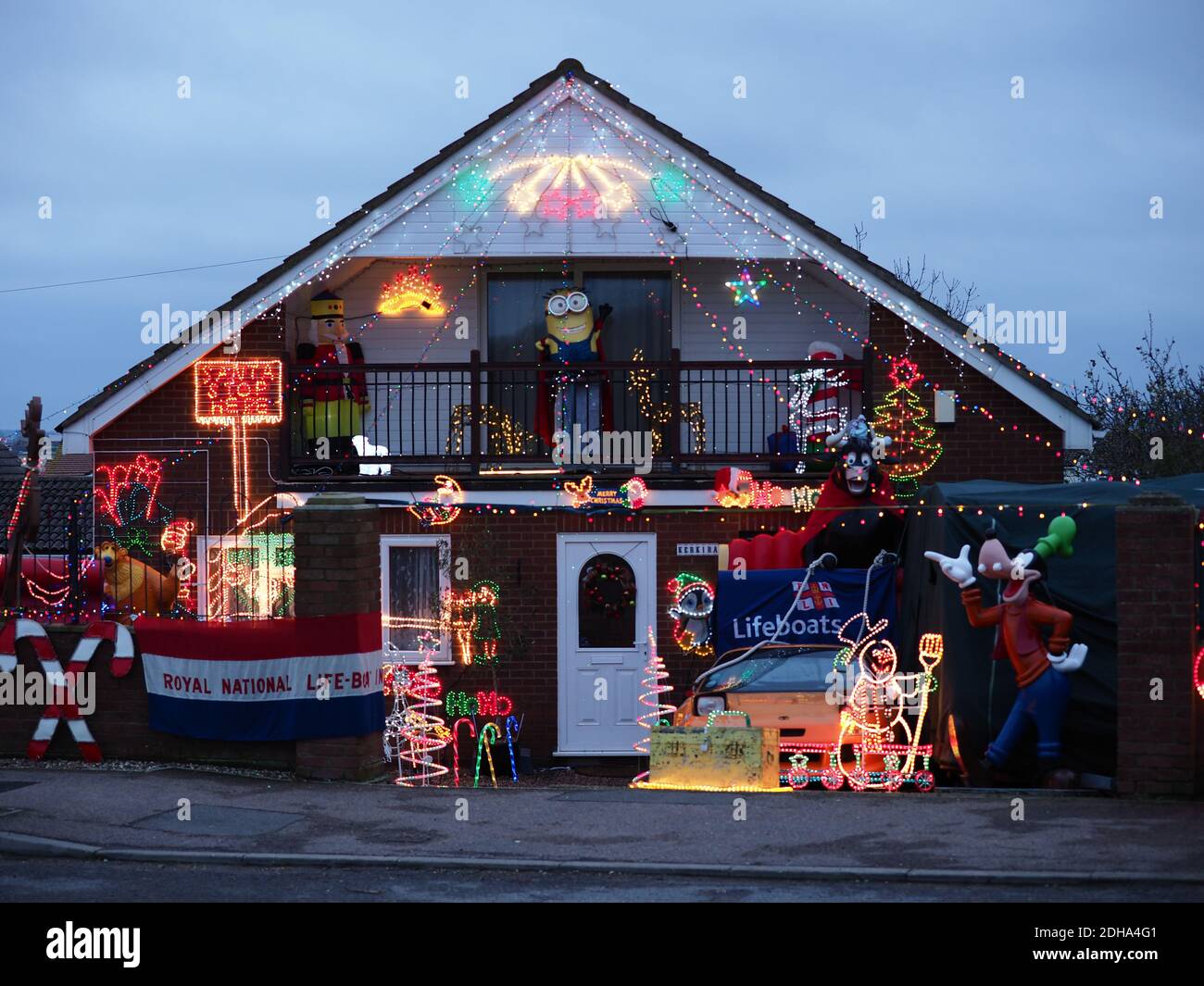 Warden Bay, Kent, UK. 10th December, 2020. Stunning Christmas lights on ...