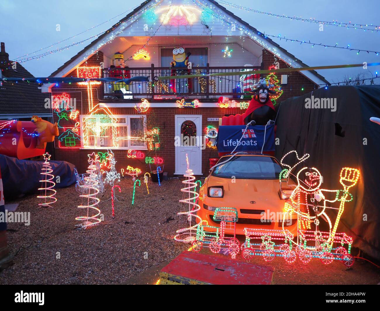Warden Bay, Kent, UK. 10th December, 2020. Stunning Christmas lights on ...