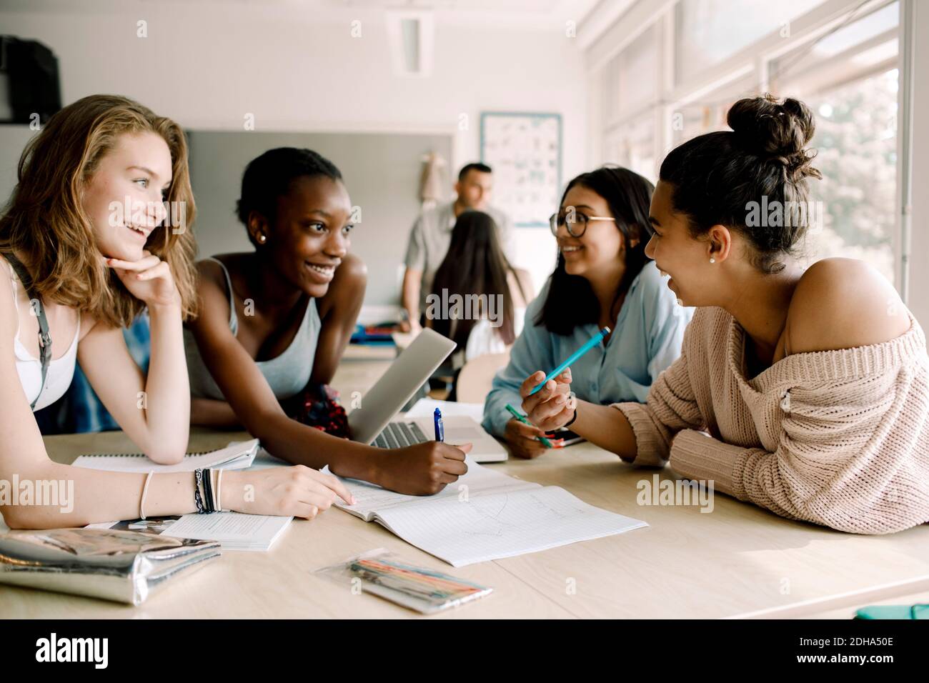 African teenagers classroom hi-res stock photography and images - Alamy