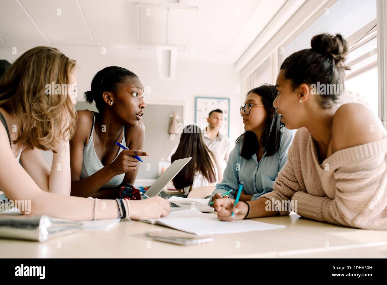 Group discussion table student hi-res stock photography and images - Alamy