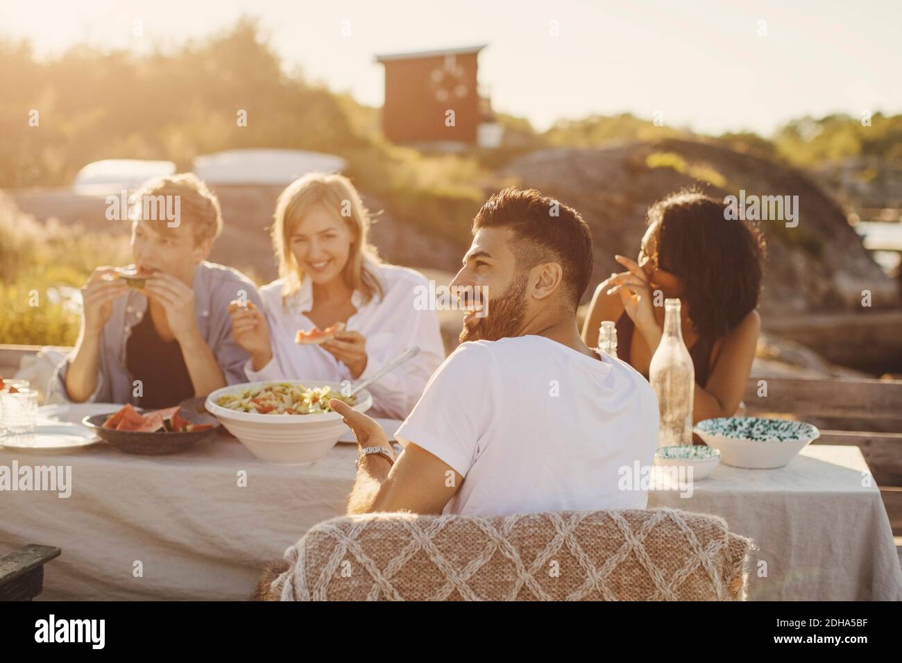 Social lunch table hi-res stock photography and images - Alamy