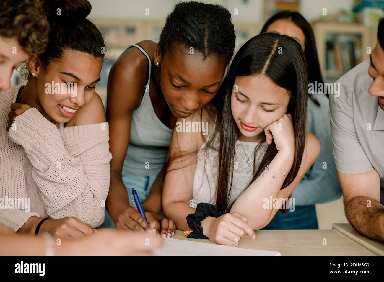 14 15 writing in classroom hi-res stock photography and images - Alamy