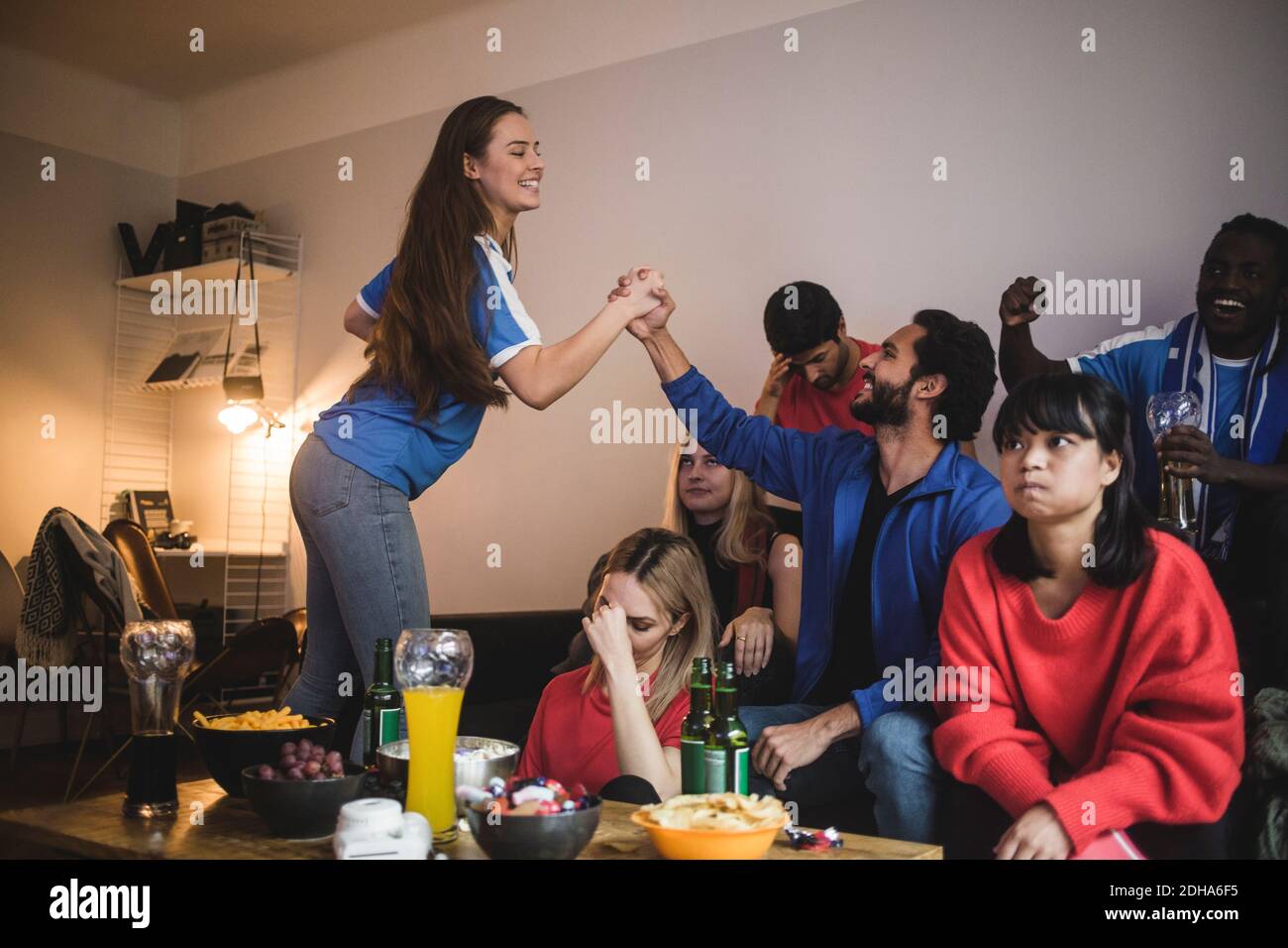 Blue fans cheering hi-res stock photography and images - Alamy