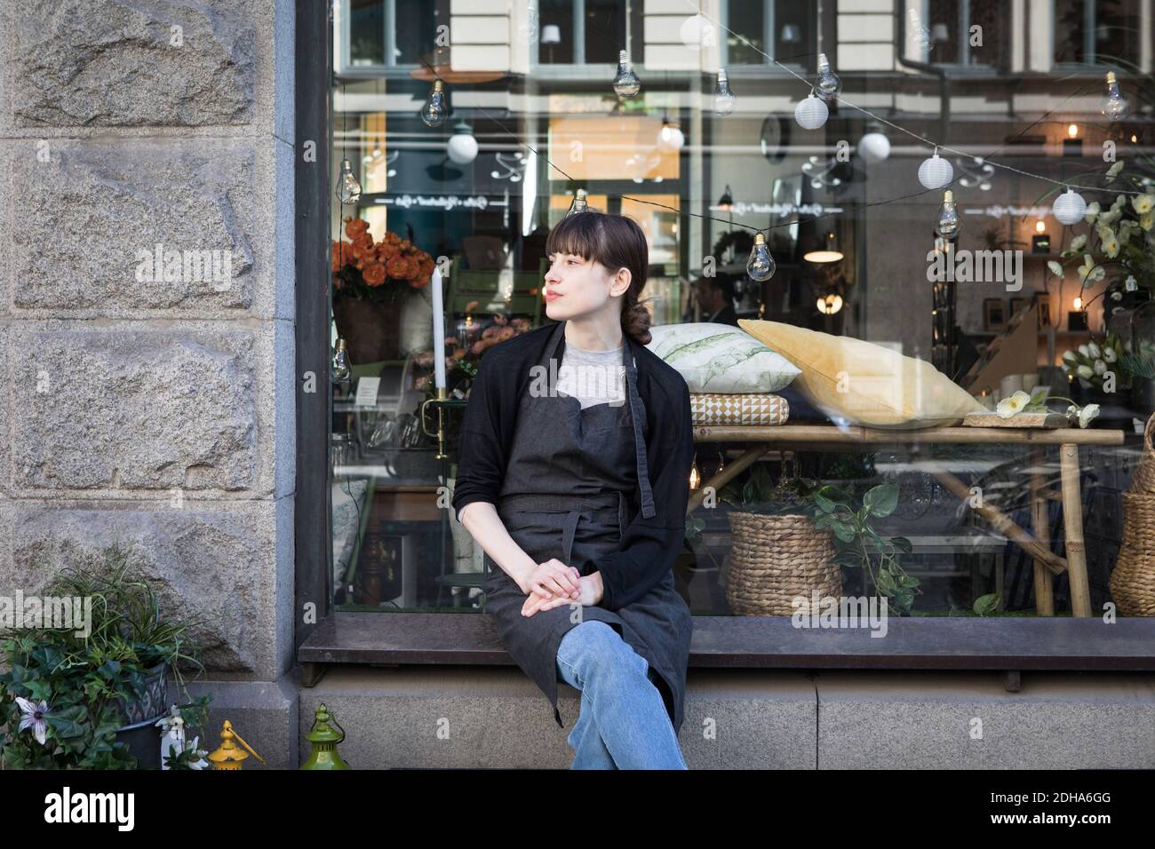 Women crossed legs hi-res stock photography and images - Alamy