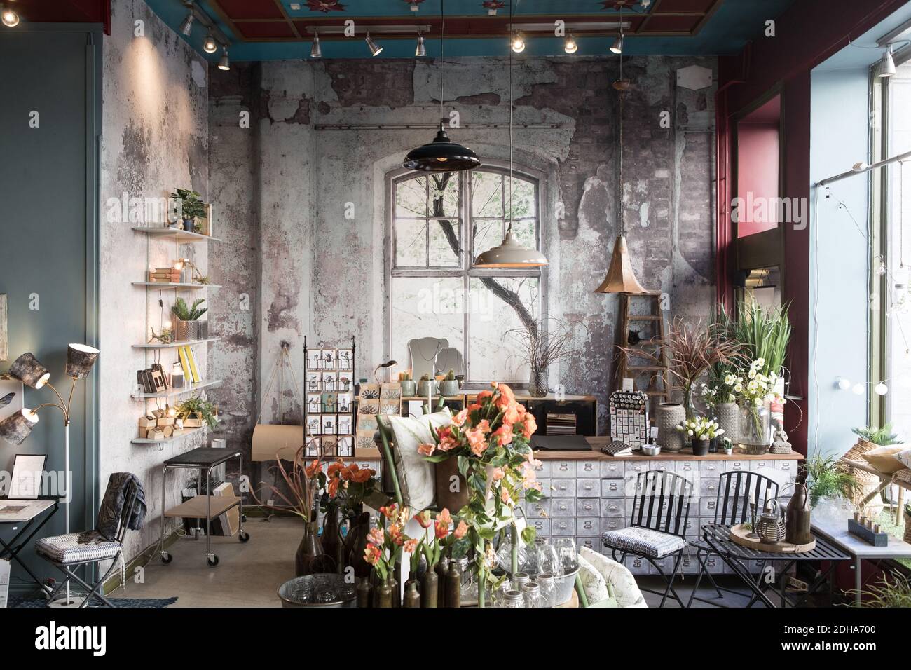 Spotlight store hi-res stock photography and images - Alamy