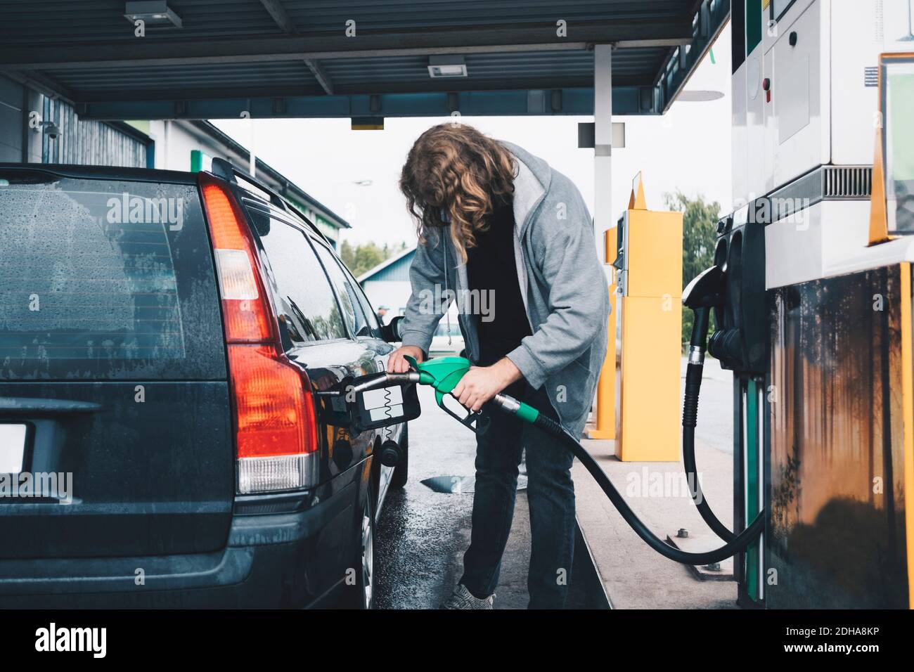 Man refueling hi-res stock photography and images - Alamy