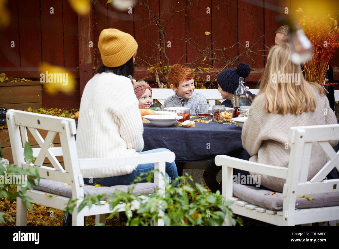 Family gathering african hi-res stock photography and images - Alamy