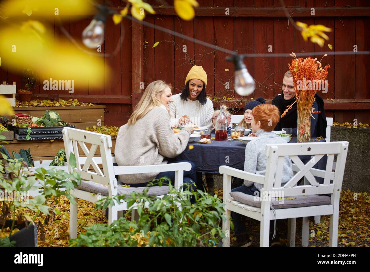Family gathering african hi-res stock photography and images - Alamy