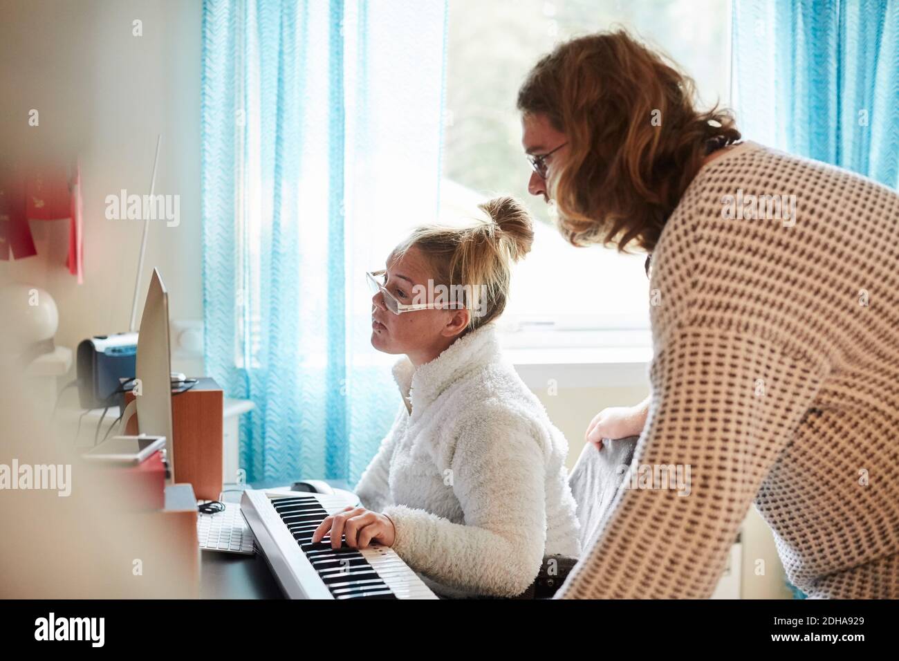 Two people playing instruments hi-res stock photography and images - Alamy